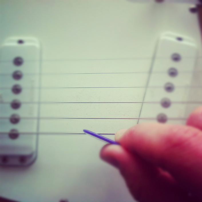 Rhythm Guitar Tips – How To Hold The Guitar Pick